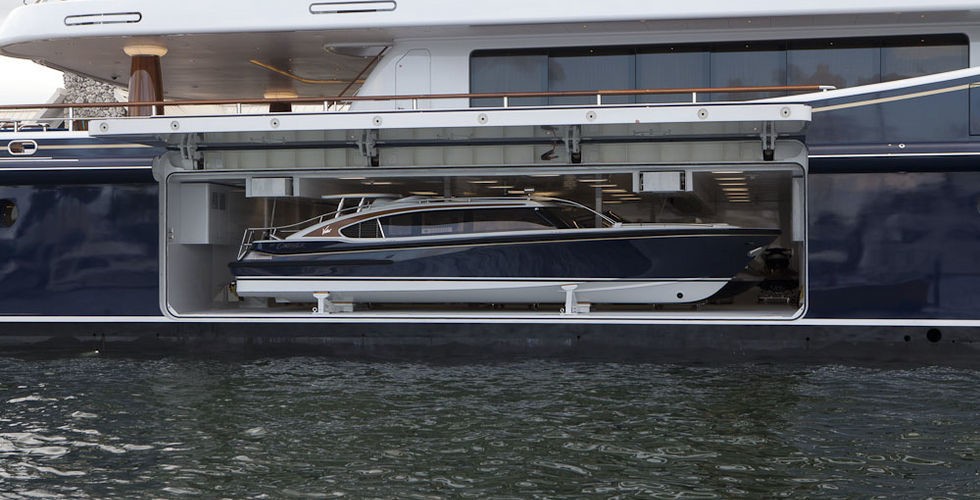 Yacht AQUILA, Derecktor | CHARTERWORLD Luxury Superyacht Charters